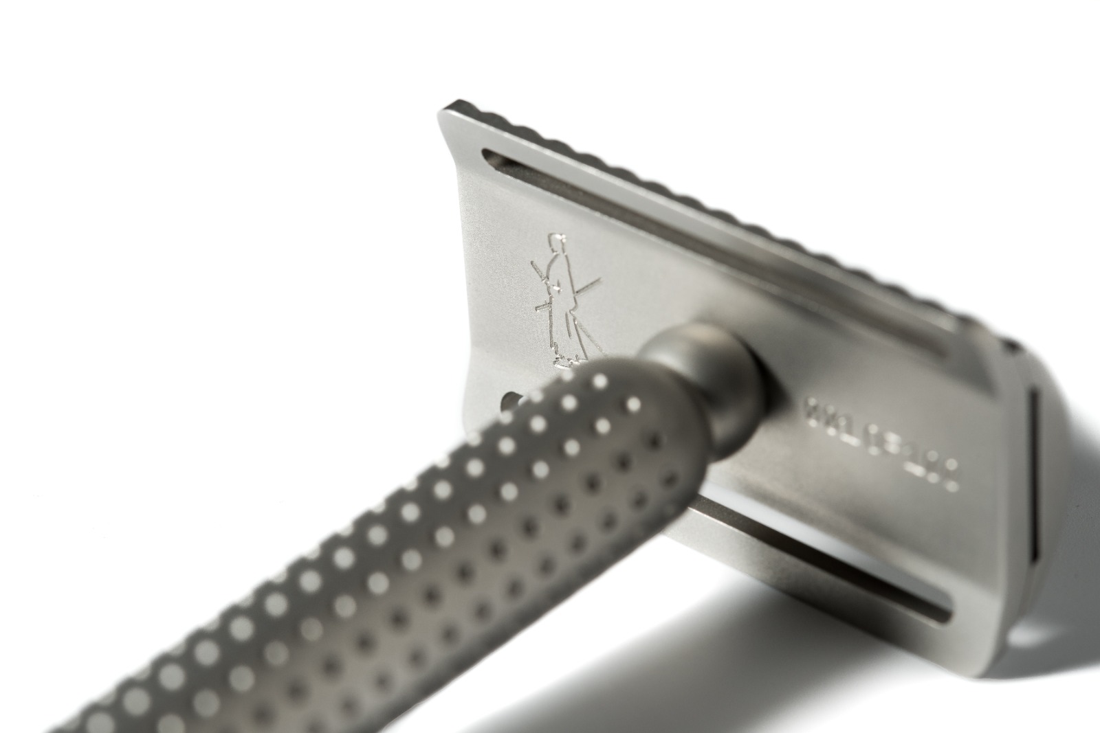 “Master the Safety Razor: Your Guide to a Smooth and Precise Shave.”